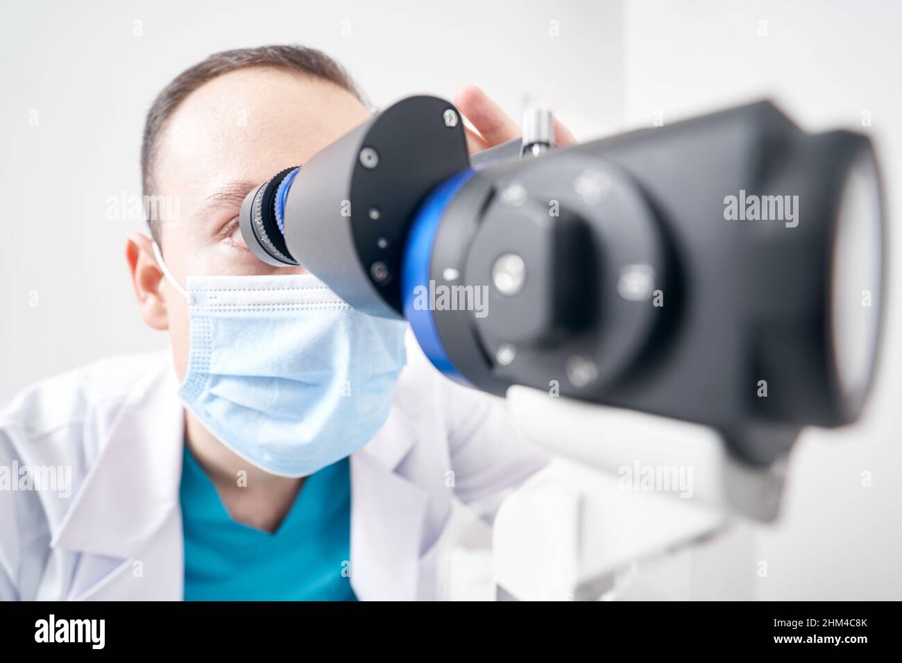 Professional doctor using biomicroscope in the hospital Stock Photo - Alamy
