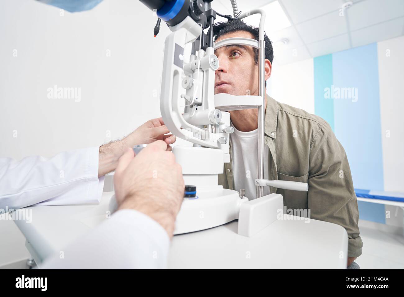 Ophthalmologist using slit lamp biomicroscope hi-res stock photography ...