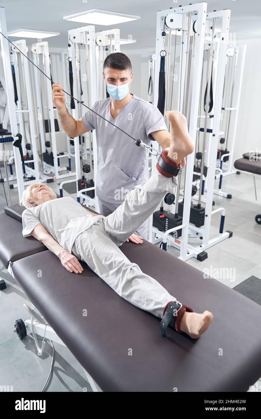 Leg raise machine hi-res stock photography and images - Alamy