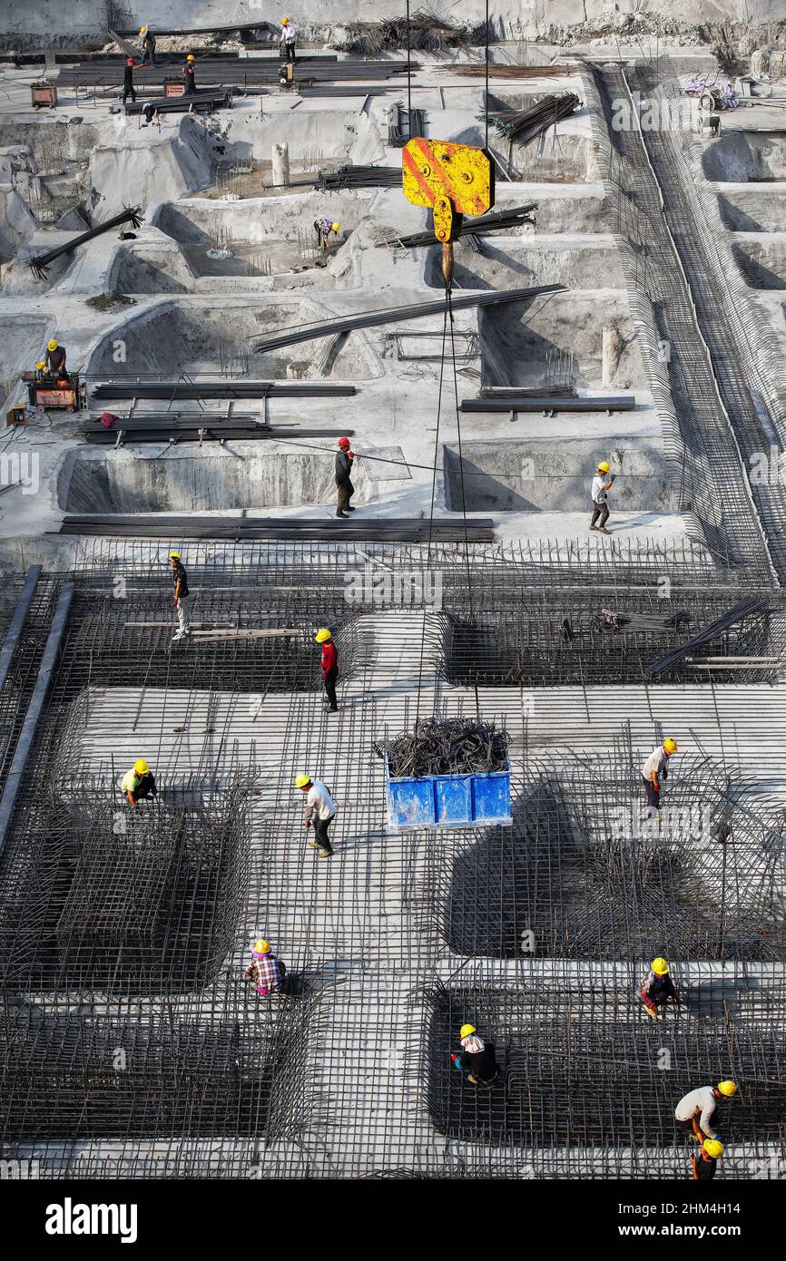 Construction site workers handling hi-res stock photography and images ...