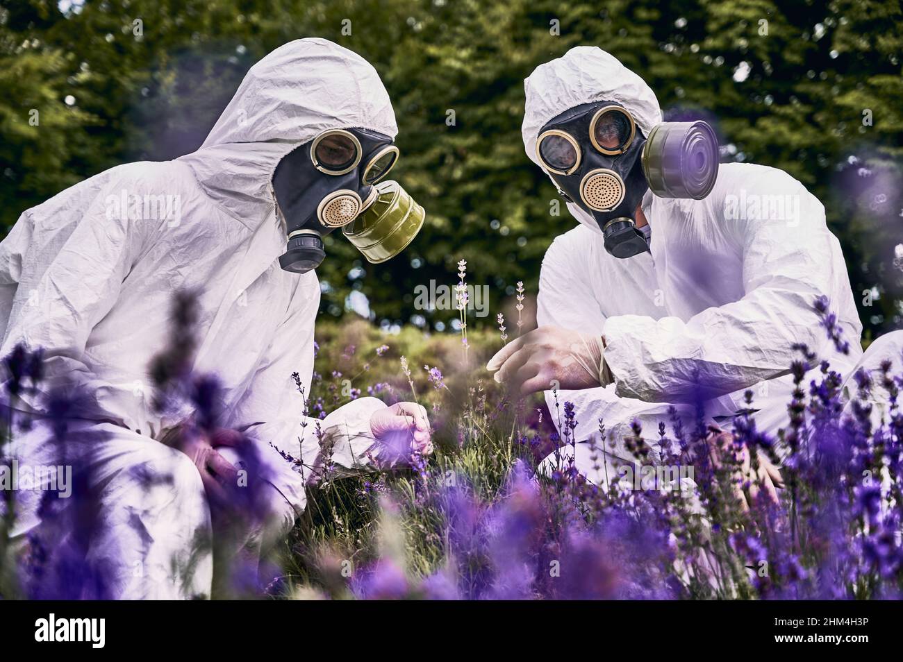 White overalls hi-res stock photography and images - Alamy