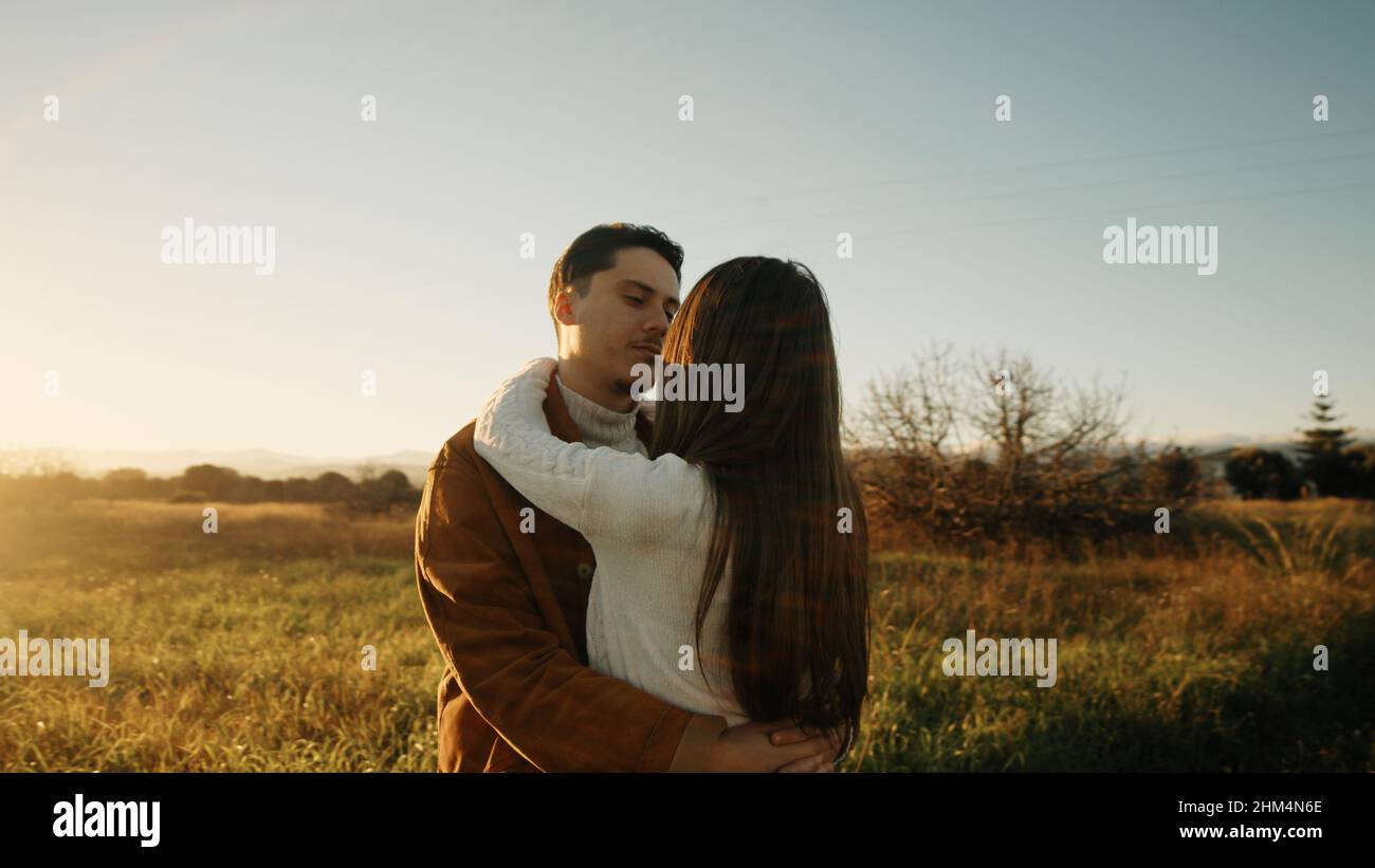 Romantic couple hugs hi-res stock photography and images - Alamy