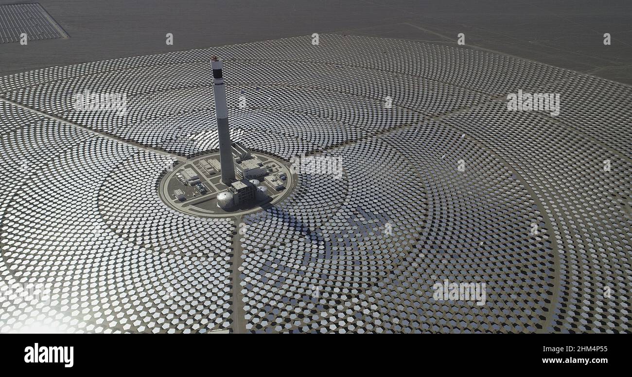 Giant lizard type super heliostat Stock Photo - Alamy