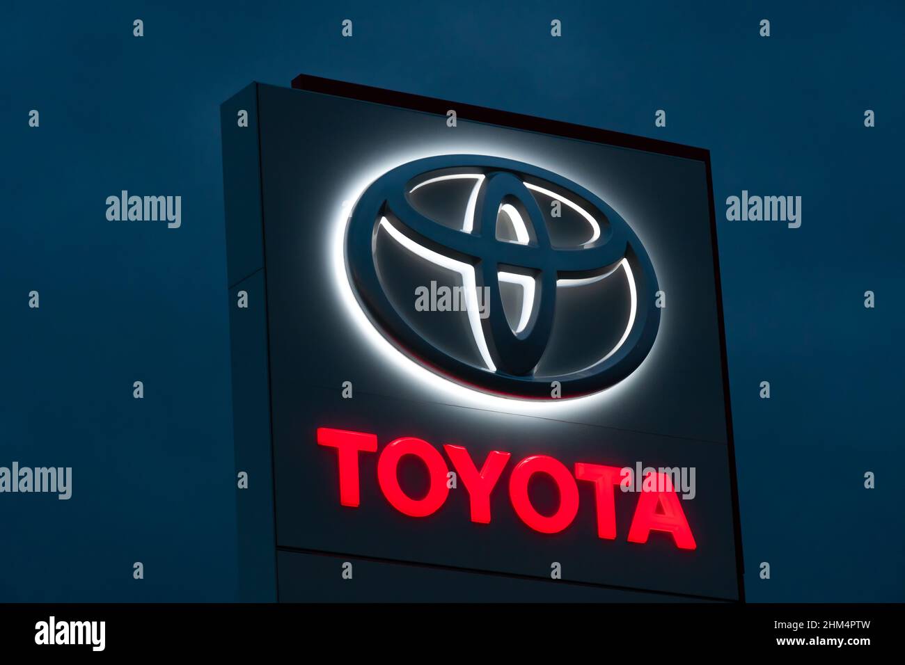 Toyota logo neon sign hi-res stock photography and images - Alamy