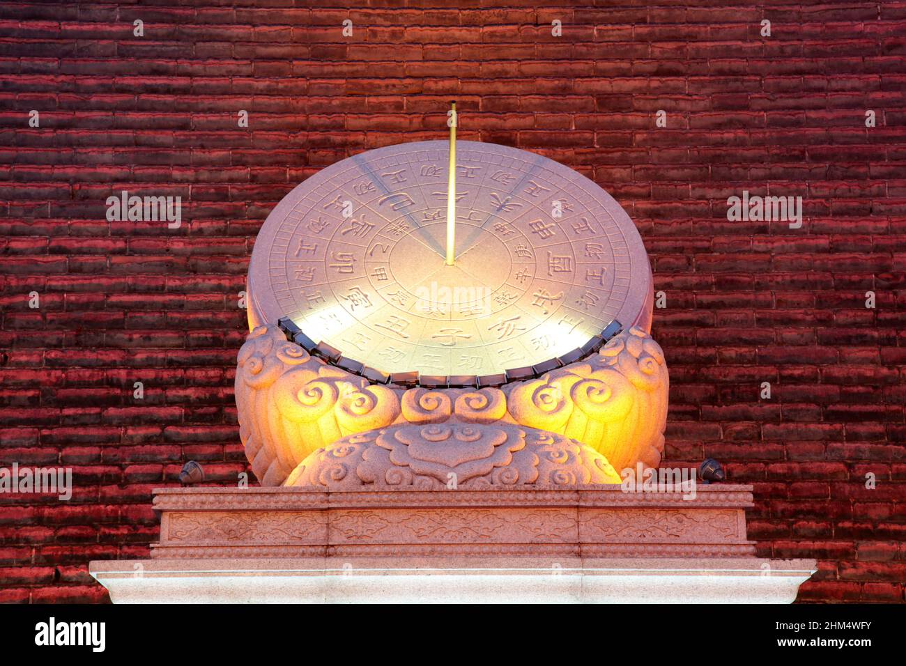 Sundial time clock tool history hi-res stock photography and images - Alamy