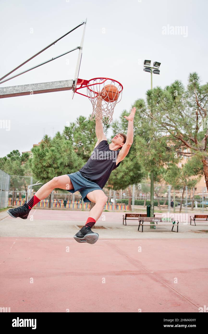 Basketball player slam dunk hi-res stock photography and images - Alamy