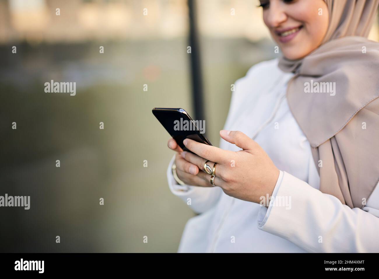 People using phone outdoors hi-res stock photography and images - Alamy