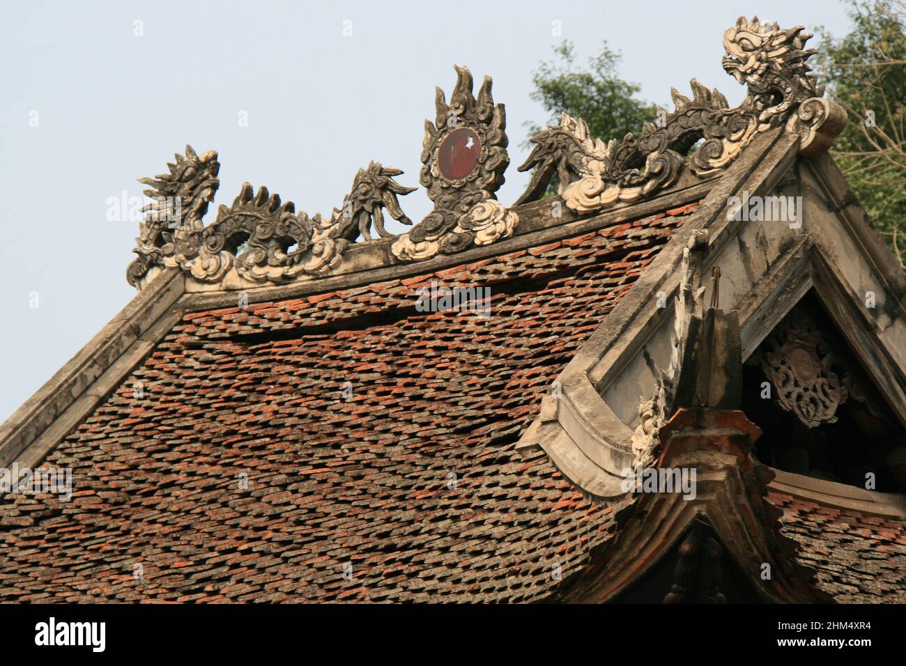 Vietnam hanoi dragon roof hi-res stock photography and images - Alamy