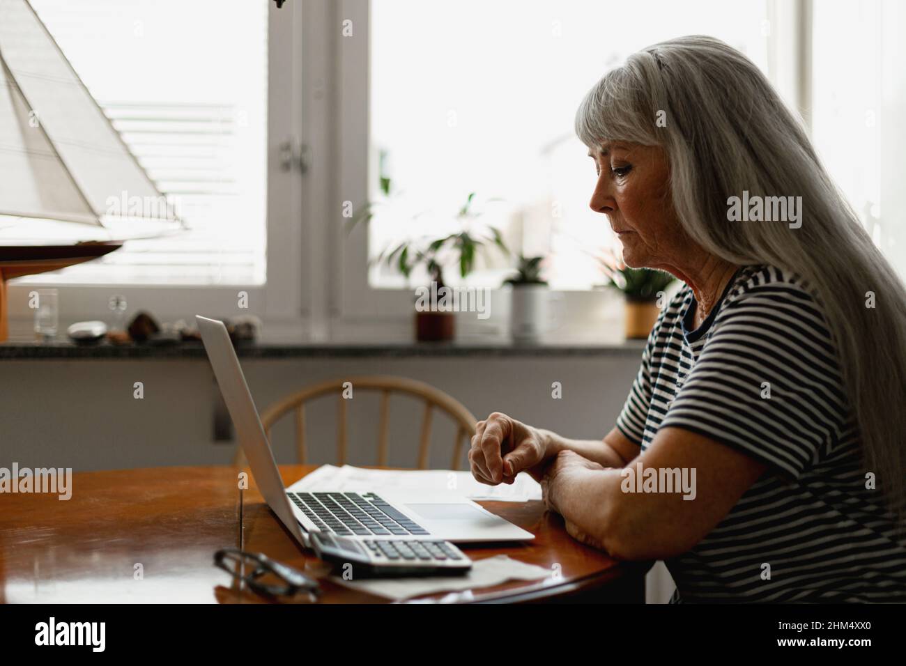 Connected seniors hi-res stock photography and images - Alamy