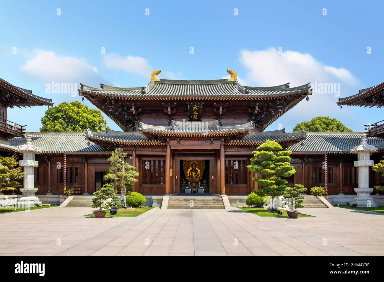 Heavenly King Hall of Baoshan Temple, Shanghai Stock Photo - Alamy