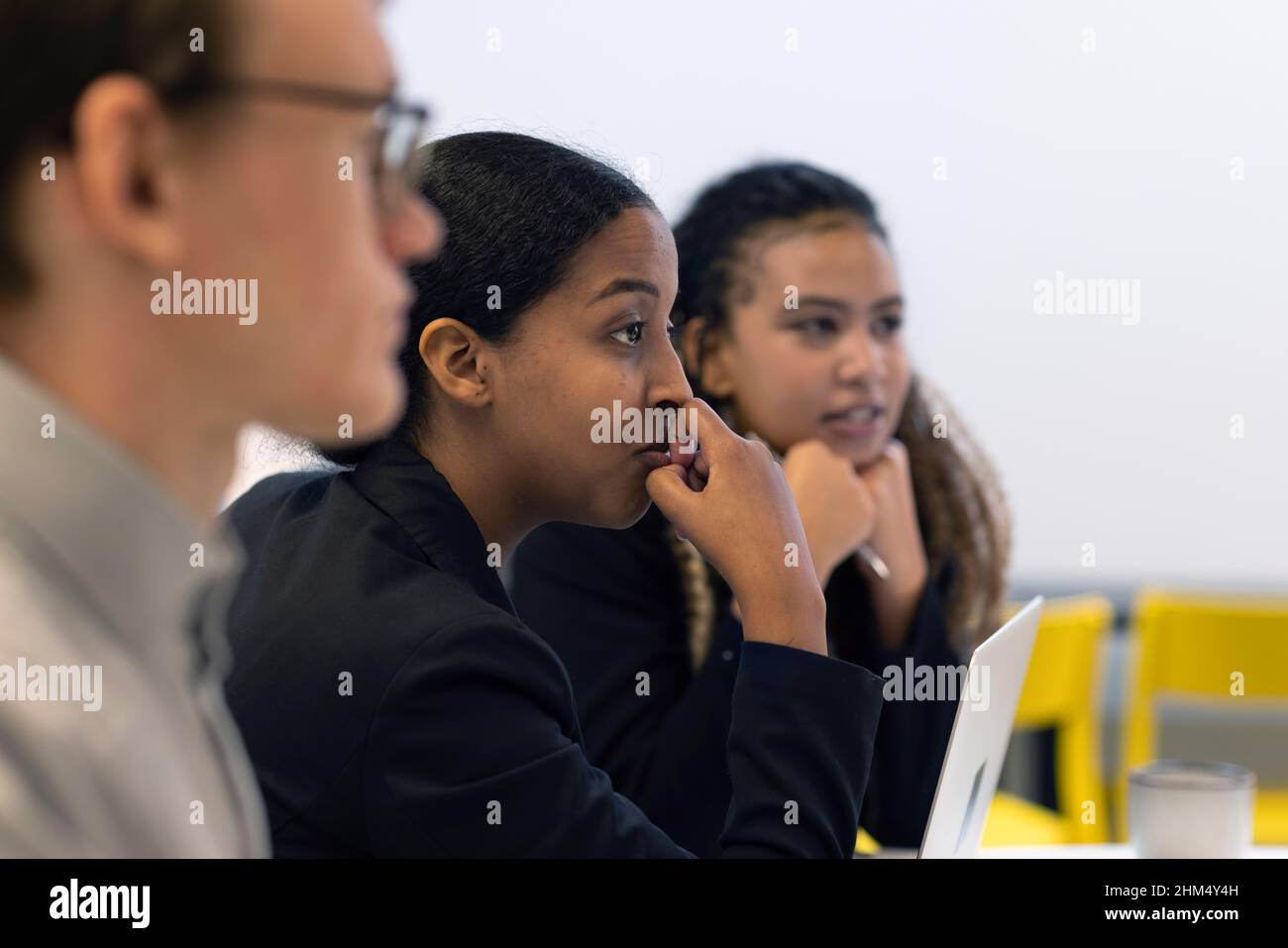 Business boardroom discussion hi-res stock photography and images - Alamy