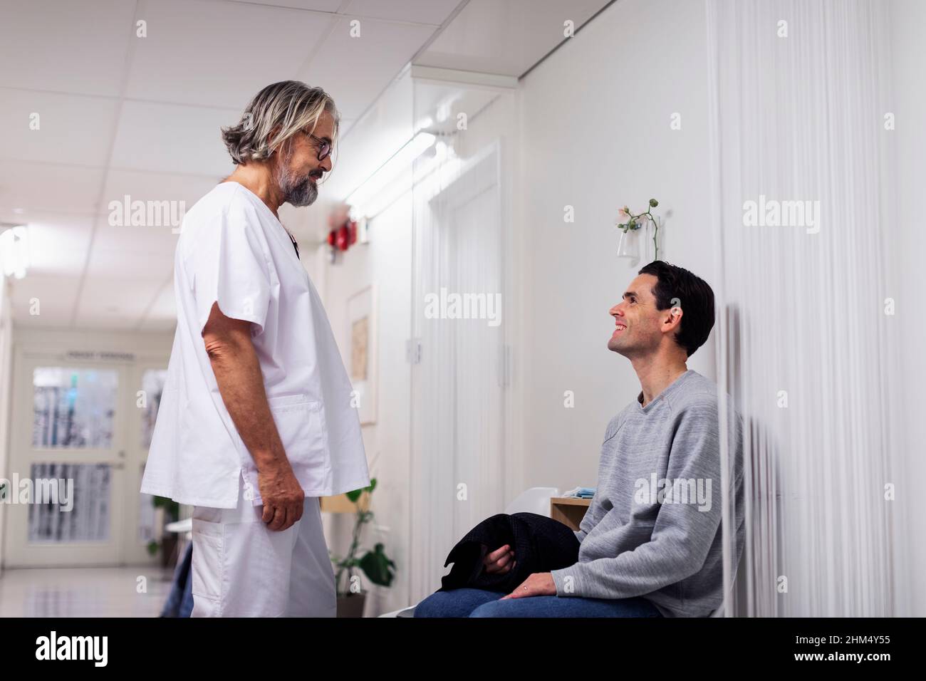 Patient conversation hospital hi-res stock photography and images - Alamy