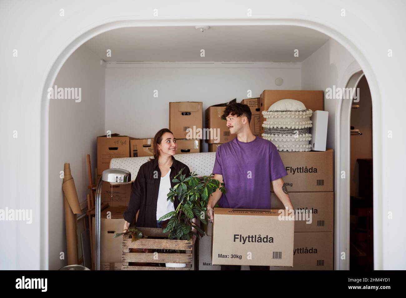 Couple moving house Stock Photo - Alamy