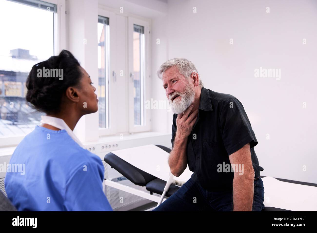 Doctor examine pain hi-res stock photography and images - Alamy