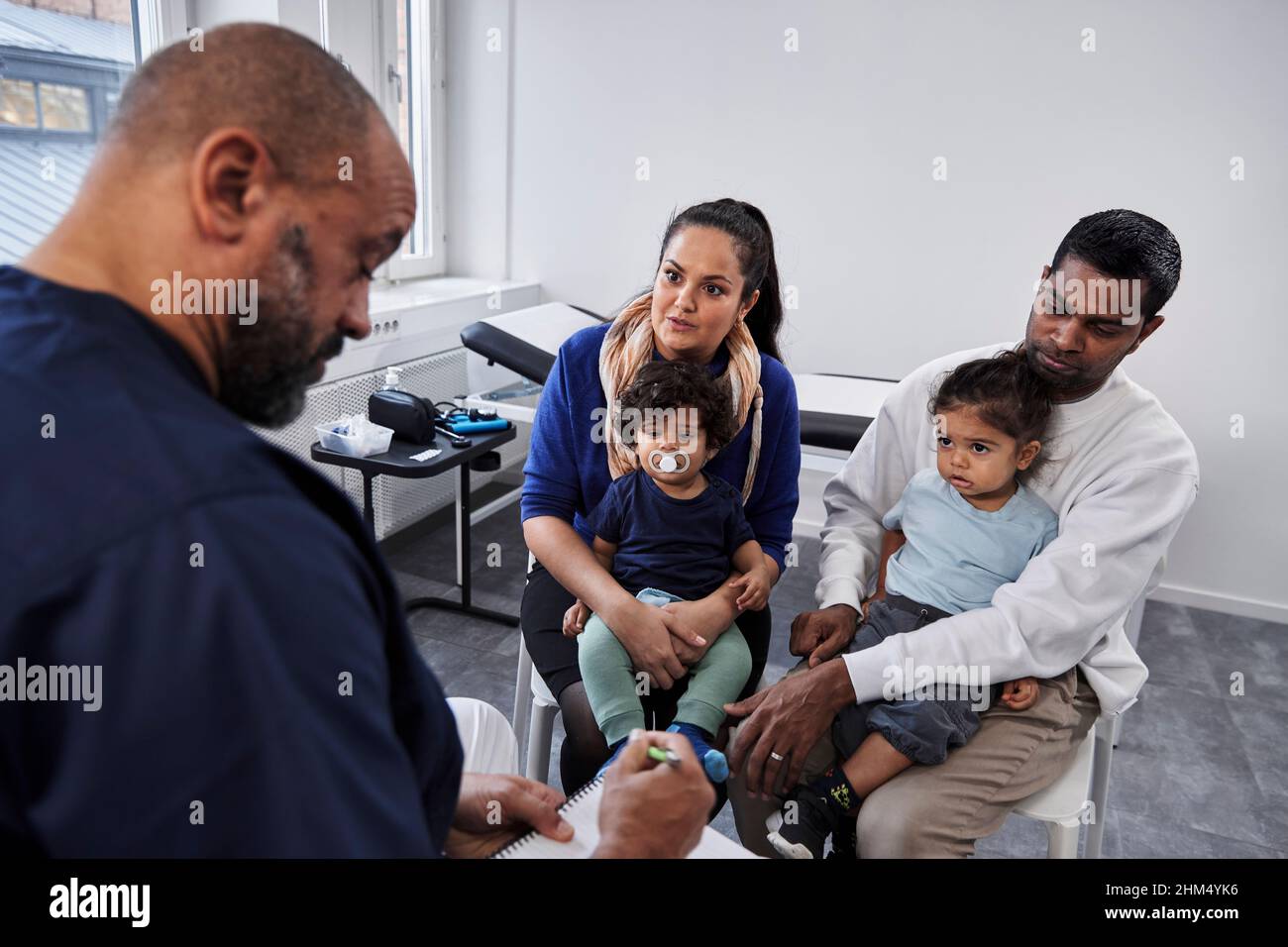 Doctor talking to family hi-res stock photography and images - Alamy