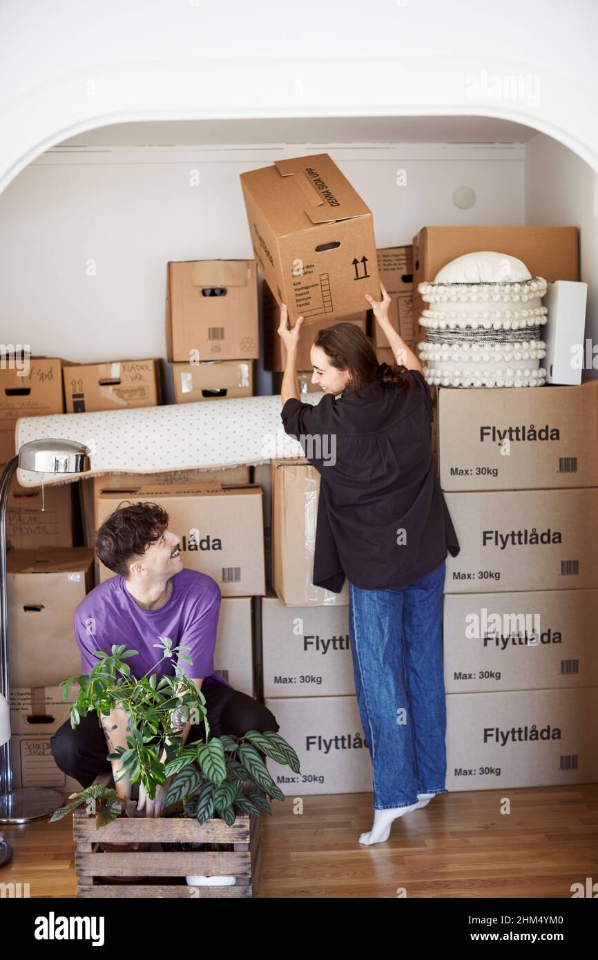 Couple moving house Stock Photo - Alamy