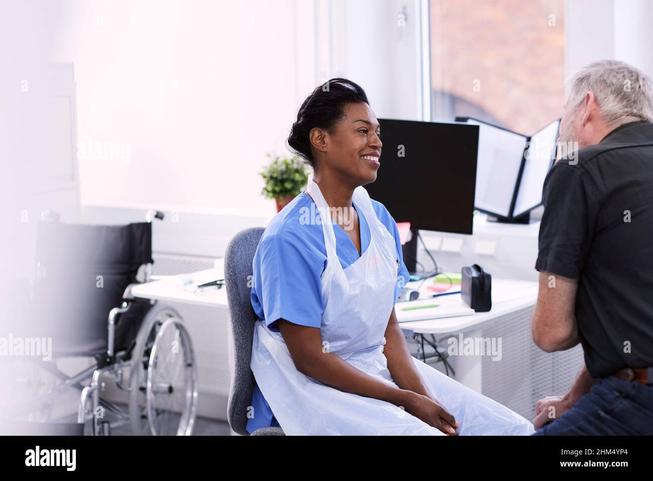Care worker smiling patient hi-res stock photography and images - Alamy