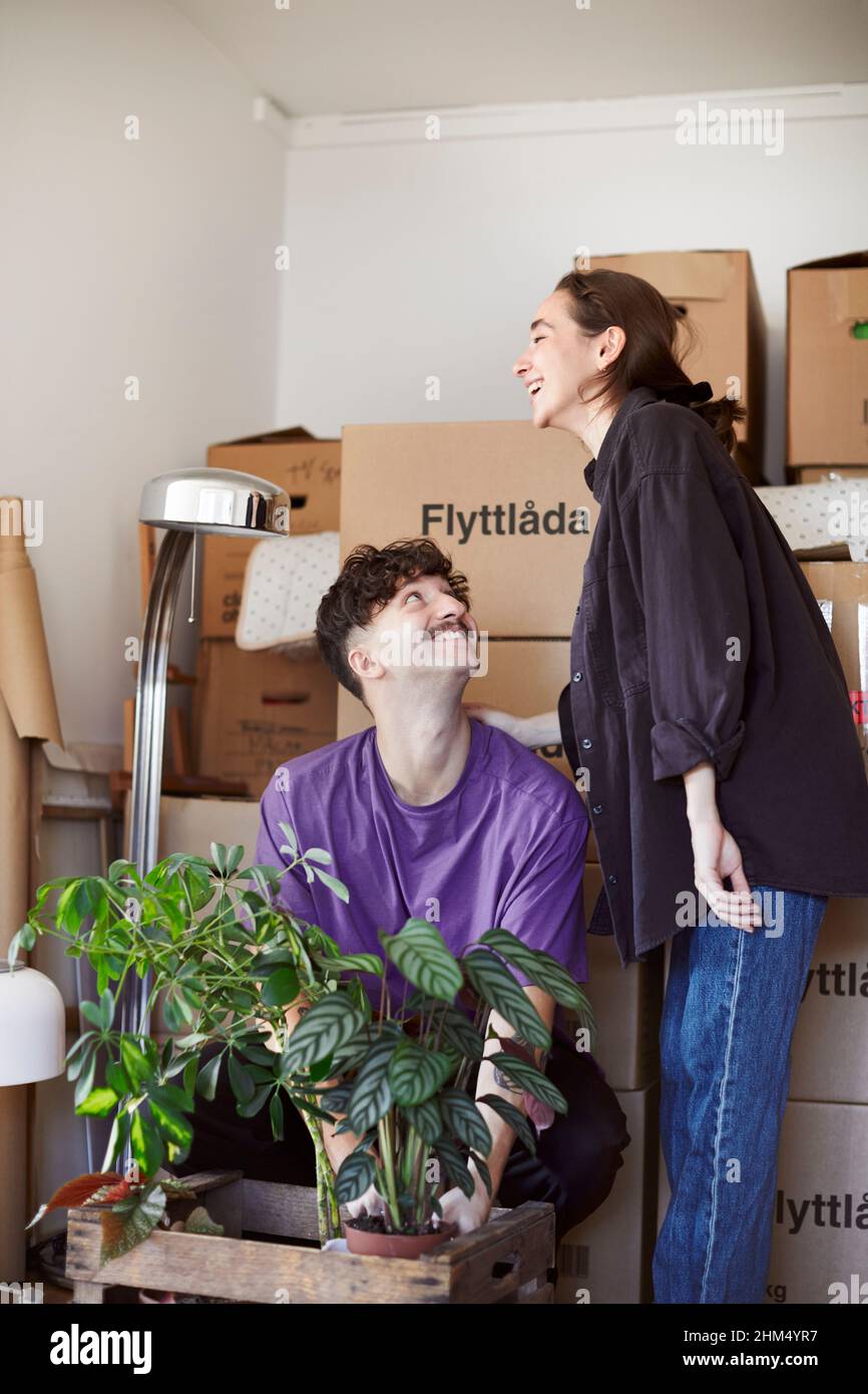 Two women moving house hi-res stock photography and images - Alamy