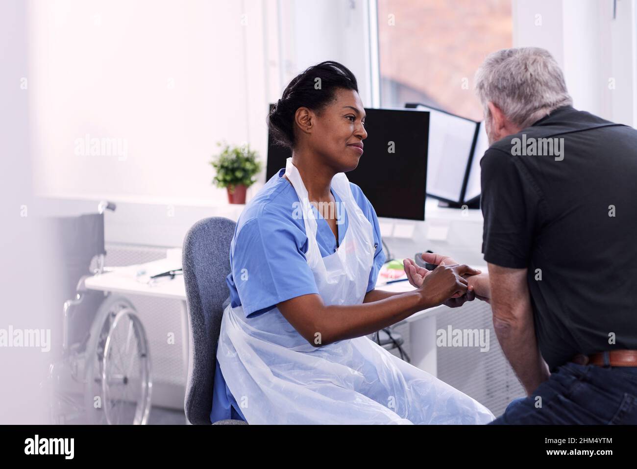 Female doctor checking patient's pulse Stock Photo - Alamy
