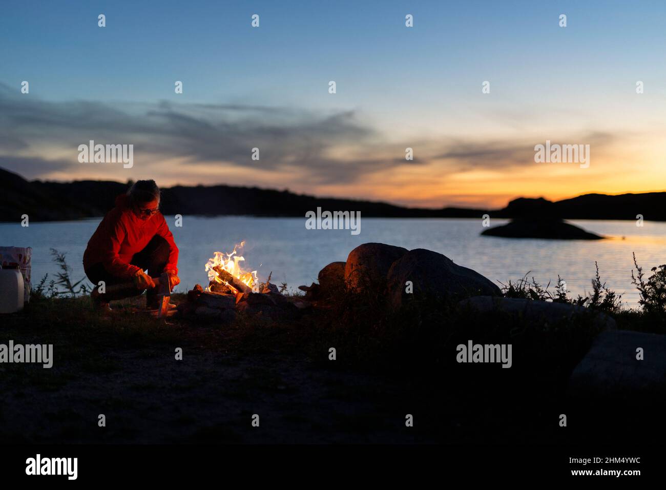 Campfire by the sea hi-res stock photography and images - Alamy