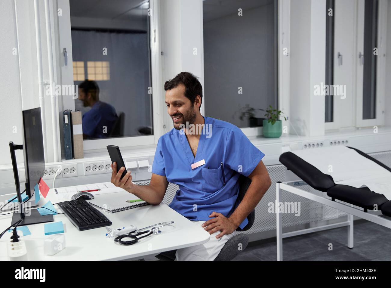 Doctor consultation on internet hi-res stock photography and images - Alamy