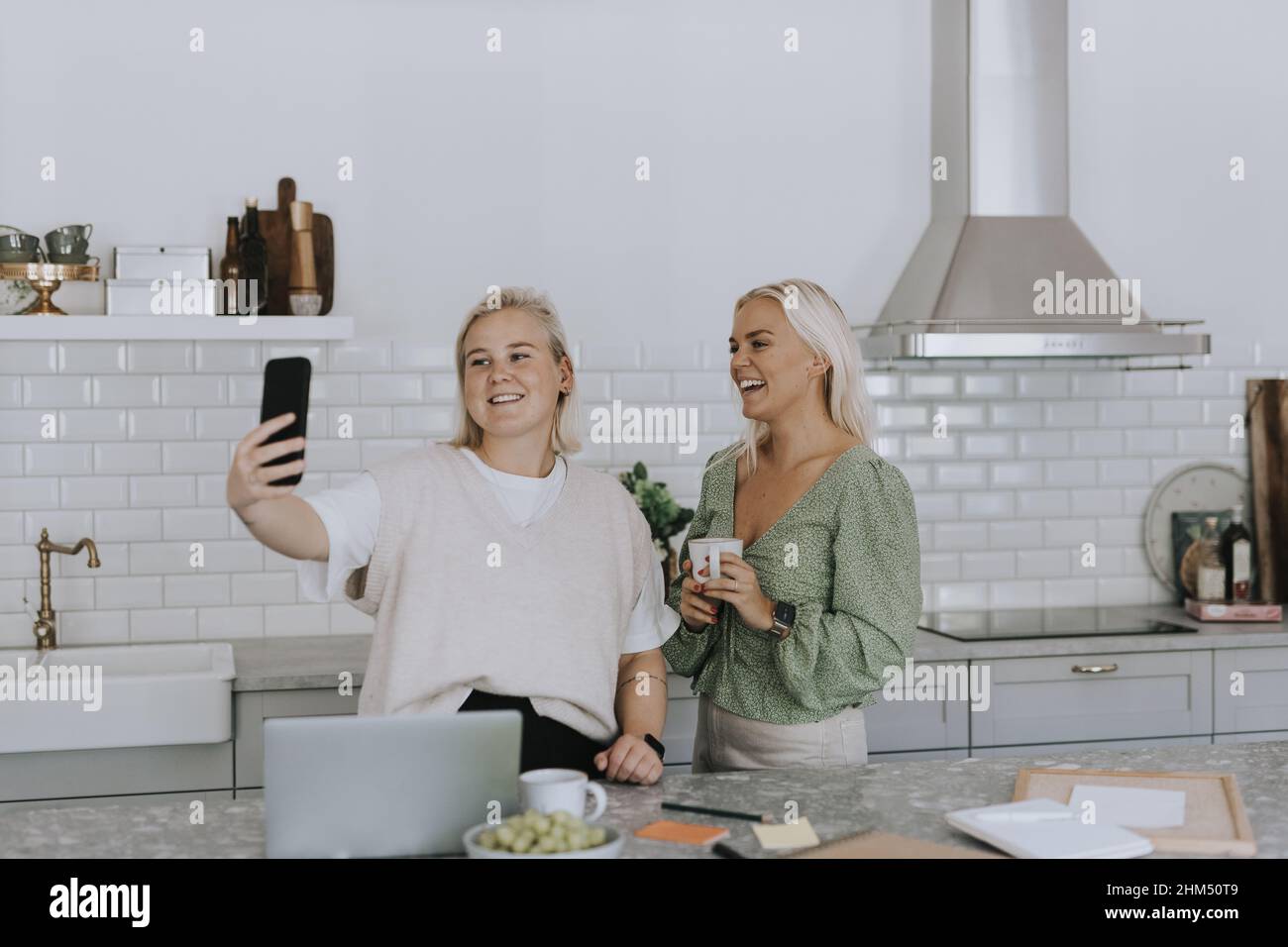 Women selfie kitchen hi-res stock photography and images - Alamy