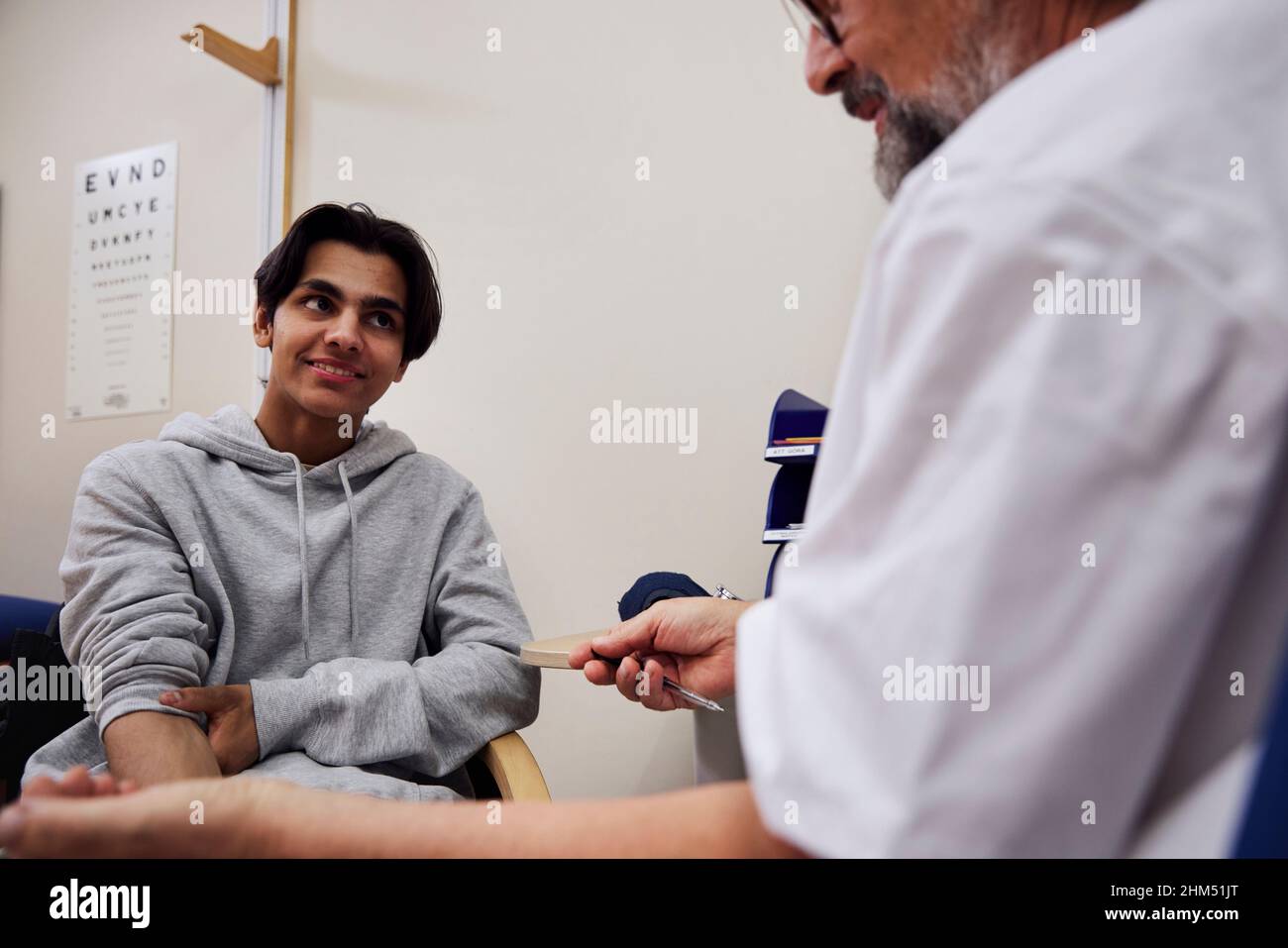 Doctor and patient in doctor's office Stock Photo - Alamy
