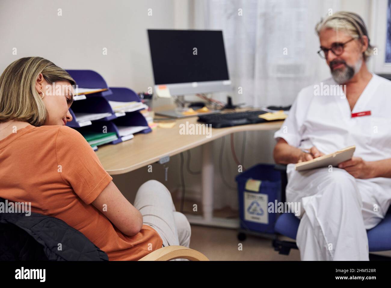 Women office worker in medical hi-res stock photography and images - Alamy
