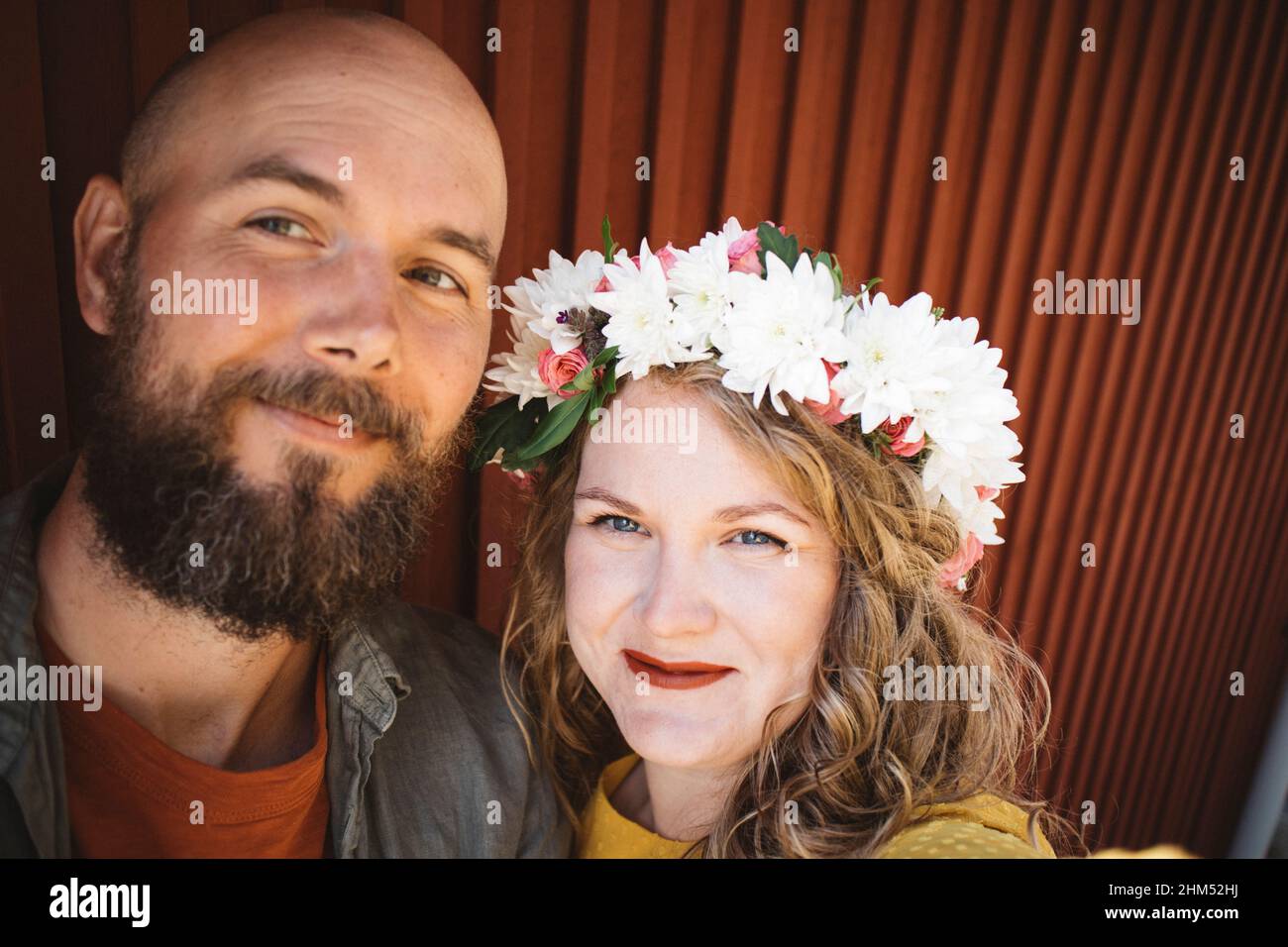 Portrait couple looking camera hi-res stock photography and images - Alamy
