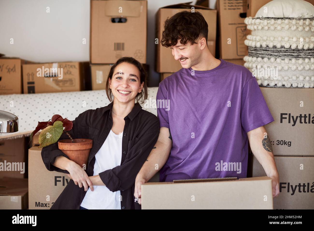 Two women moving house hi-res stock photography and images - Alamy