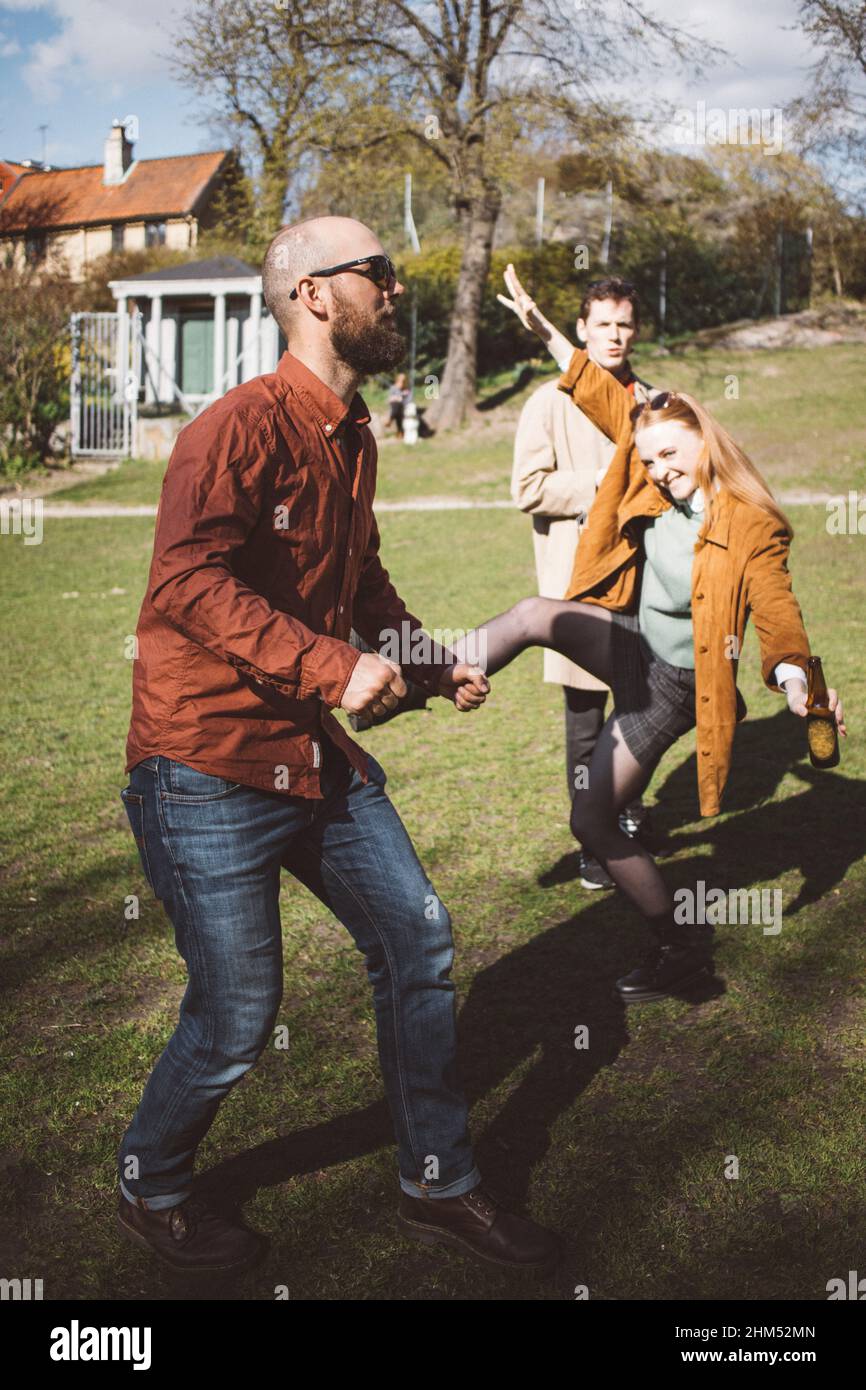 Friends vertical hi-res stock photography and images - Alamy