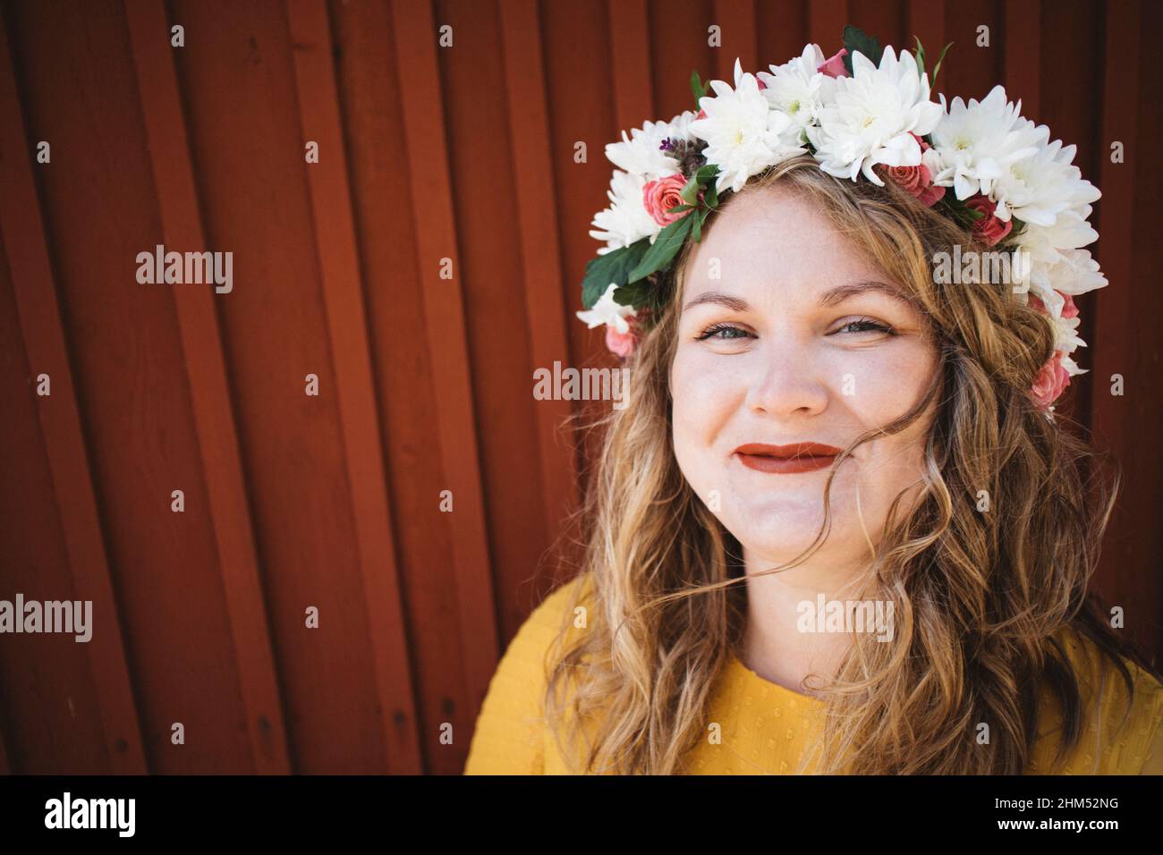 Women wearing wreath hi-res stock photography and images - Alamy