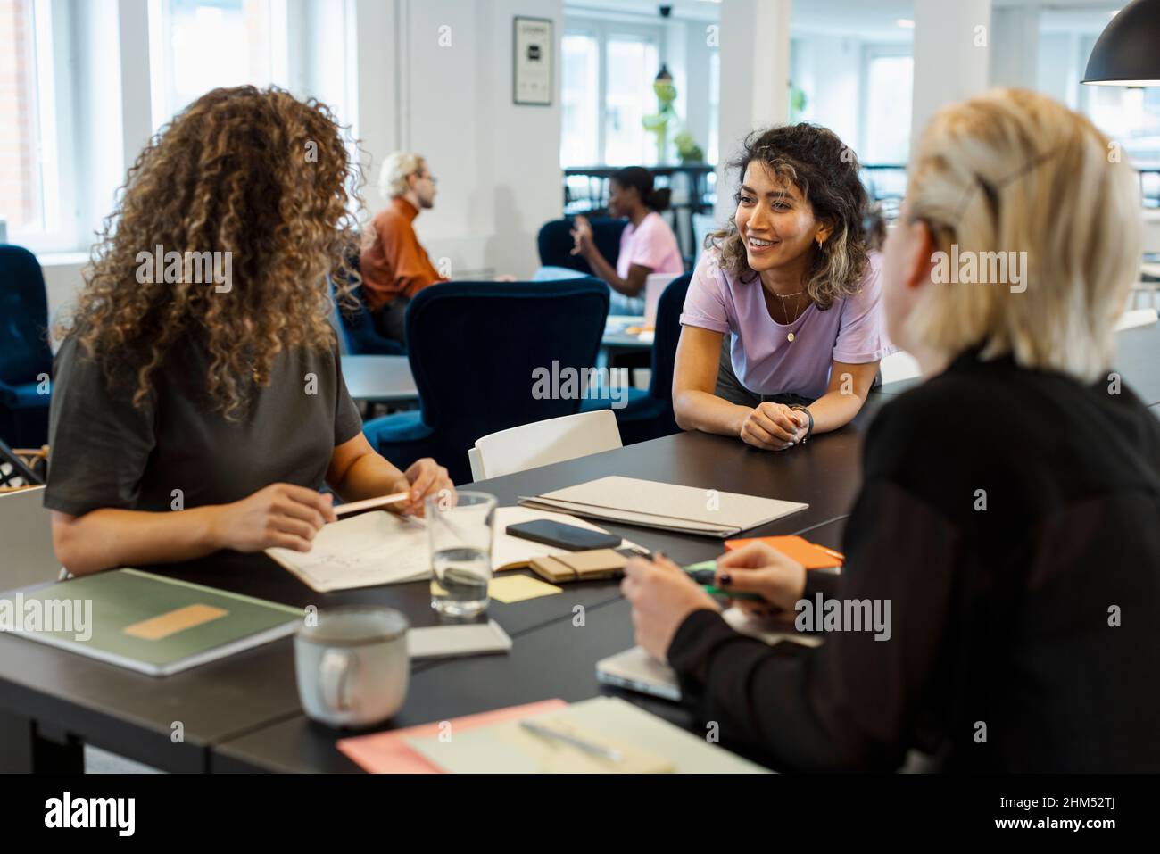 Five people working hi-res stock photography and images - Alamy