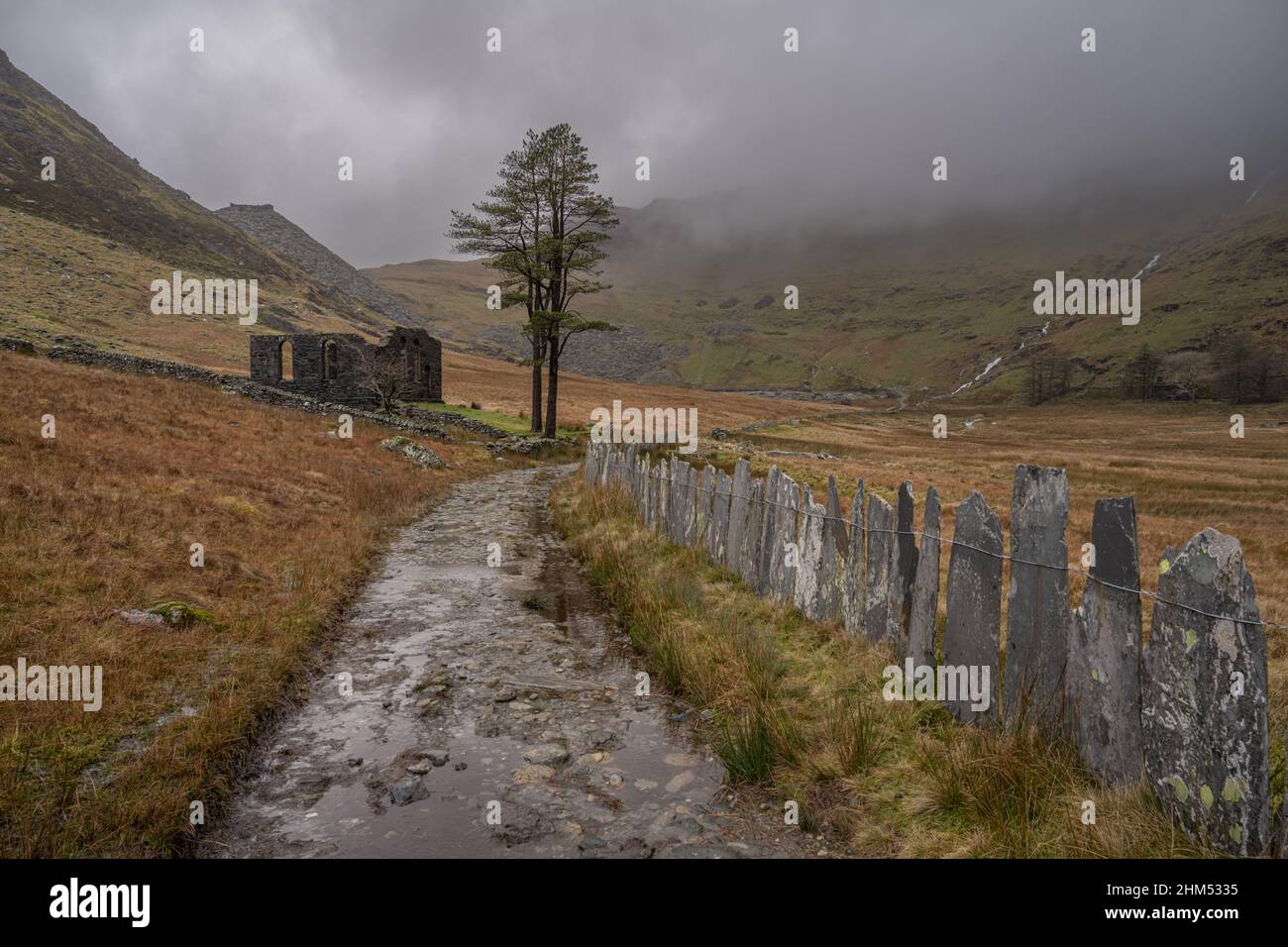 Slate pathway hi-res stock photography and images - Alamy