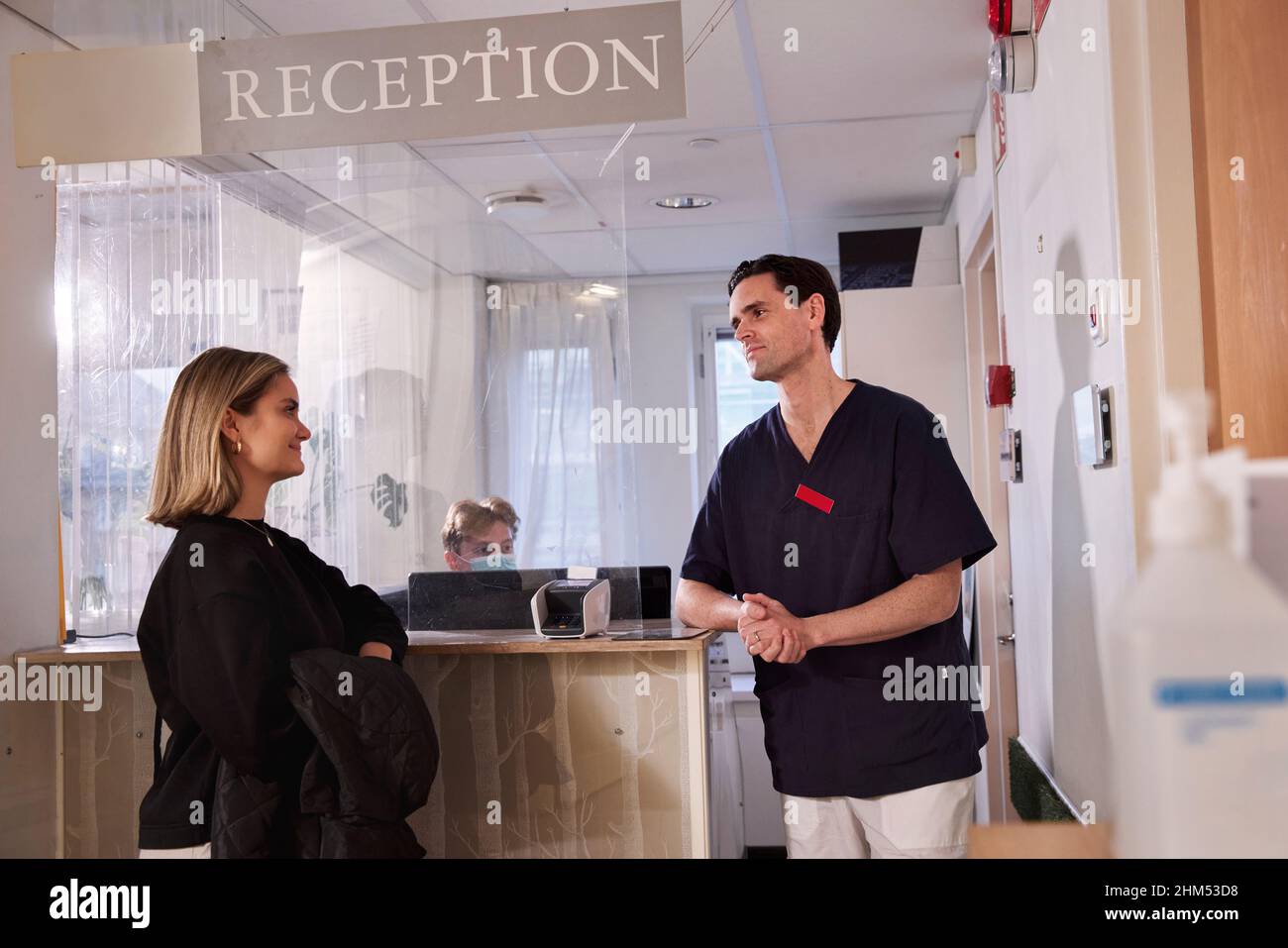 Reception desk hi-res stock photography and images - Alamy