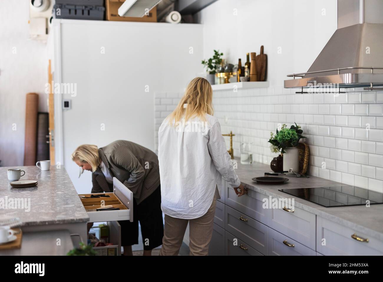 Women in kitchen together hi-res stock photography and images - Alamy