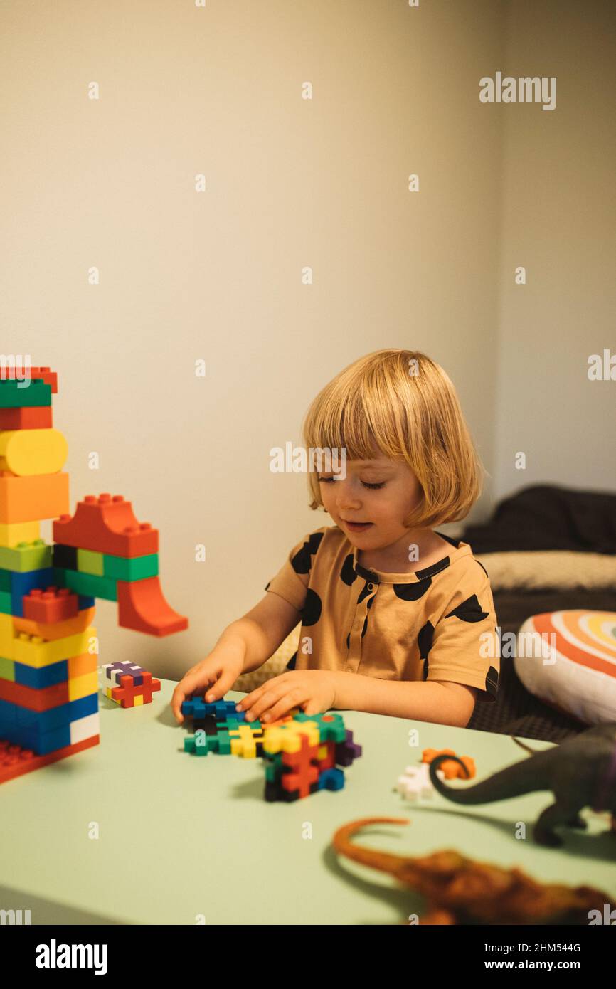 Children playing with blocks hi-res stock photography and images - Alamy