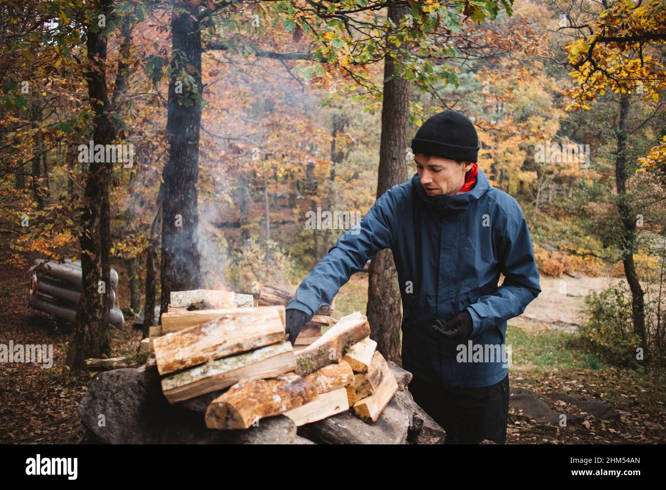 Campfire activity hi-res stock photography and images - Alamy