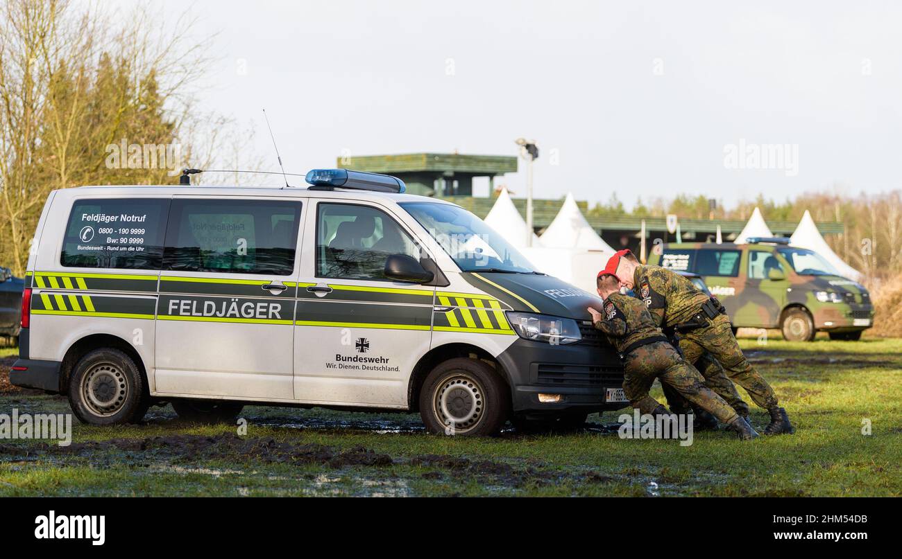 Munster, Germany. 07th Feb, 2022. Soldiers of the Bundeswehr try to ...