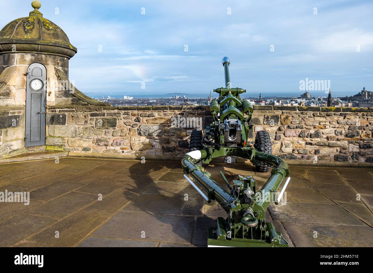 L118 Light artillery field gun on Edinburgh Castle rampart at Mills ...
