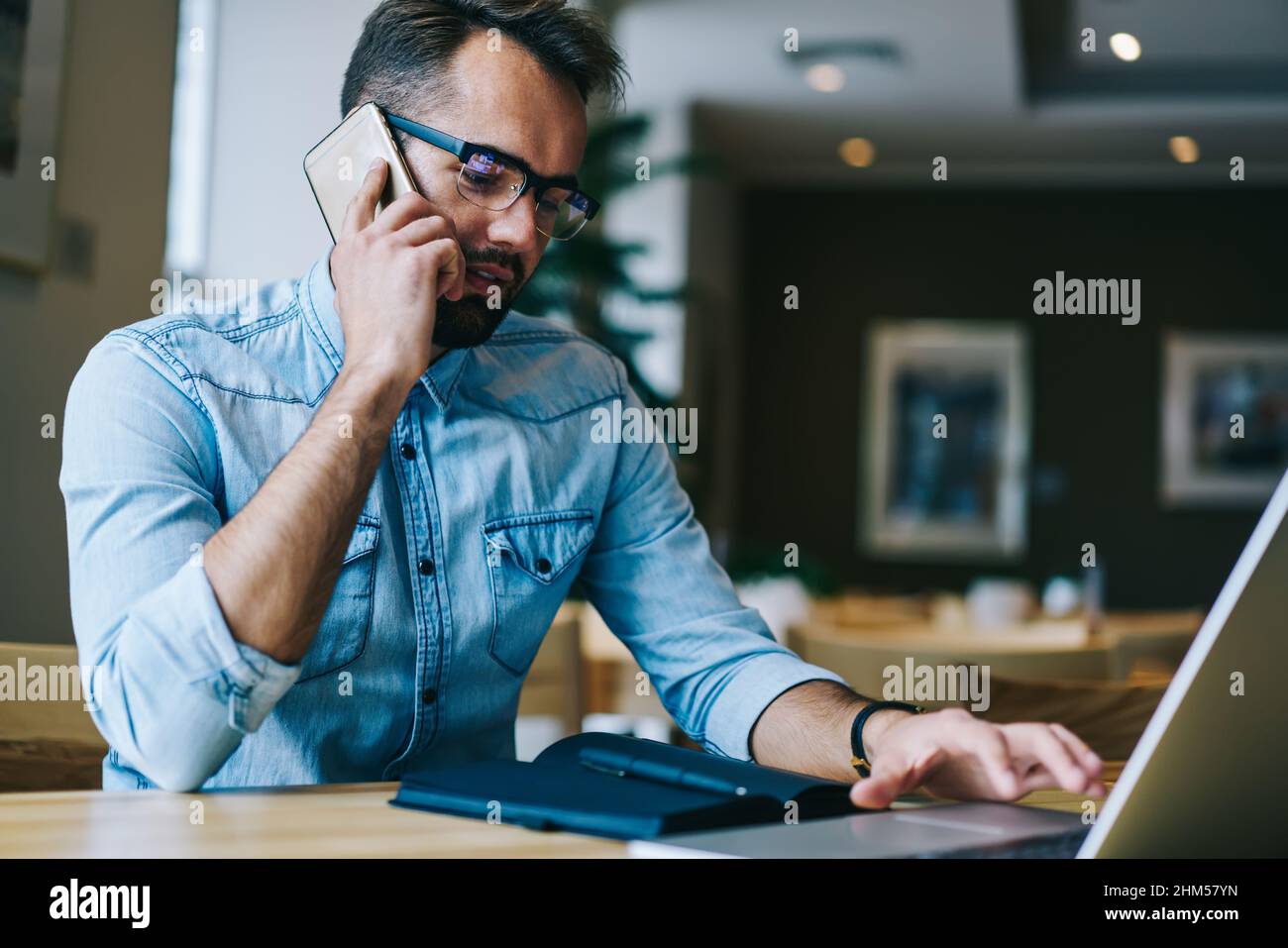 Cafe man talk hi-res stock photography and images - Alamy