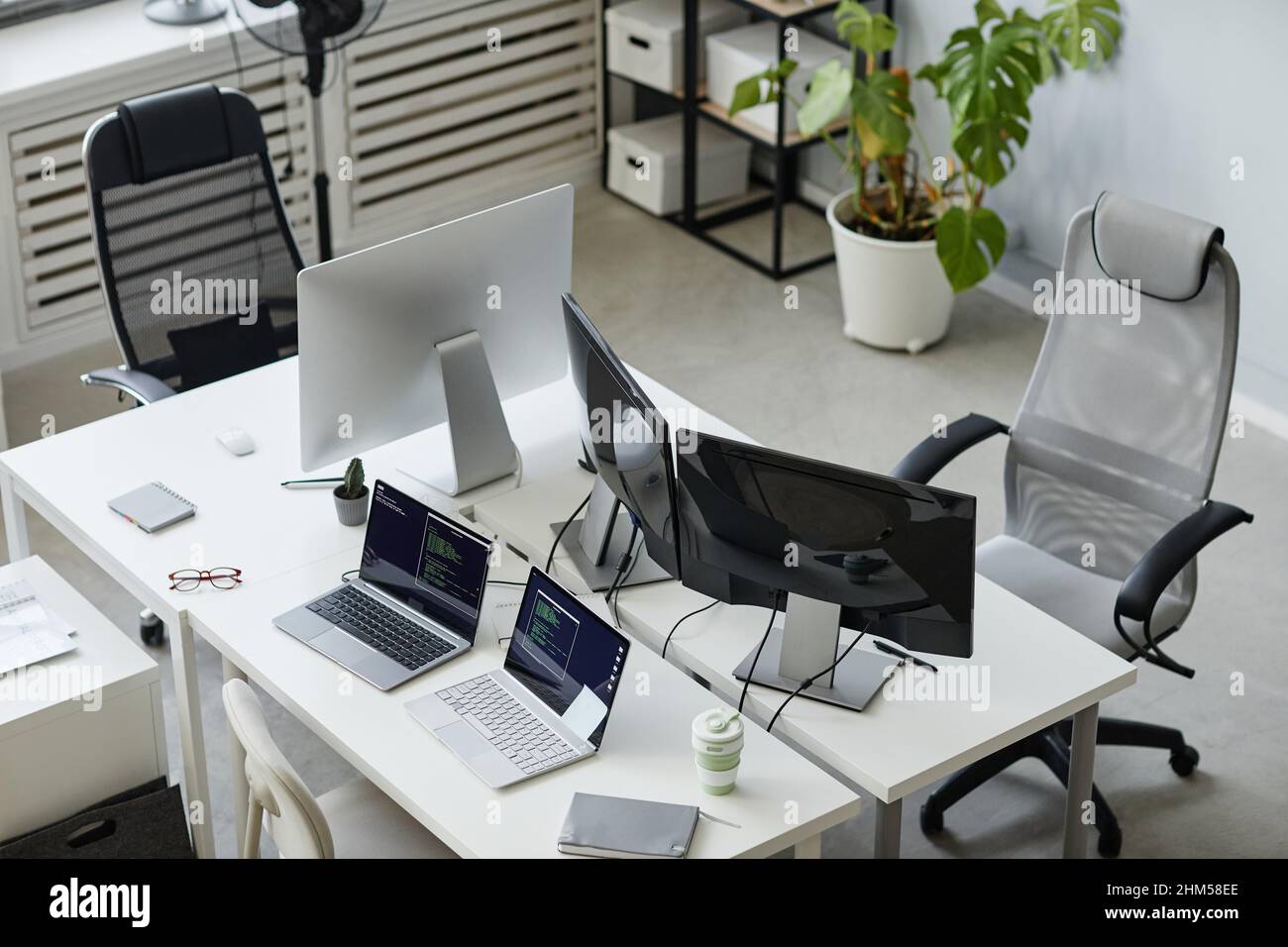 Open office desks hi-res stock photography and images - Alamy