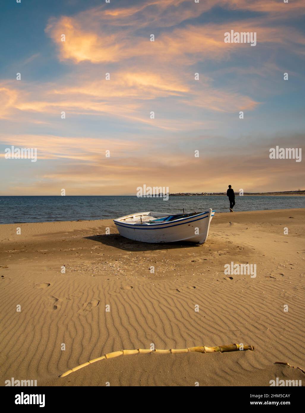 Lonely boat ocean hi-res stock photography and images - Alamy