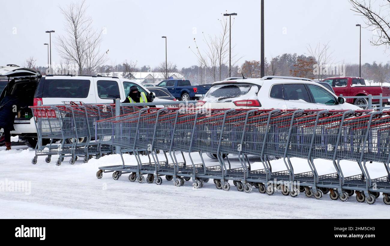 A row of shopping carts in a snowy parking lot Stock Photo - Alamy