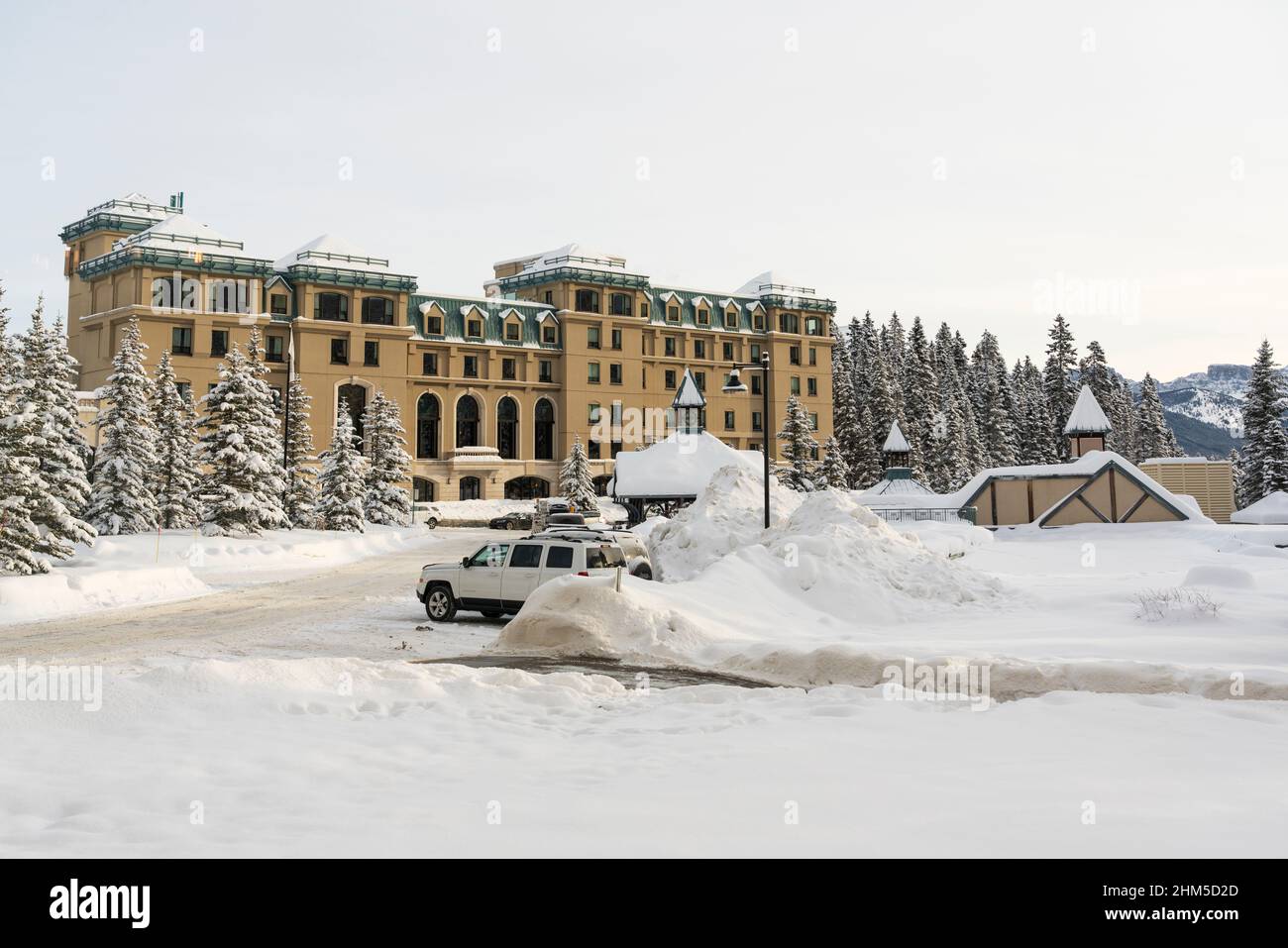 The exterior of the Fairmont chateau Lake Louise hotel in Lake Louise ...