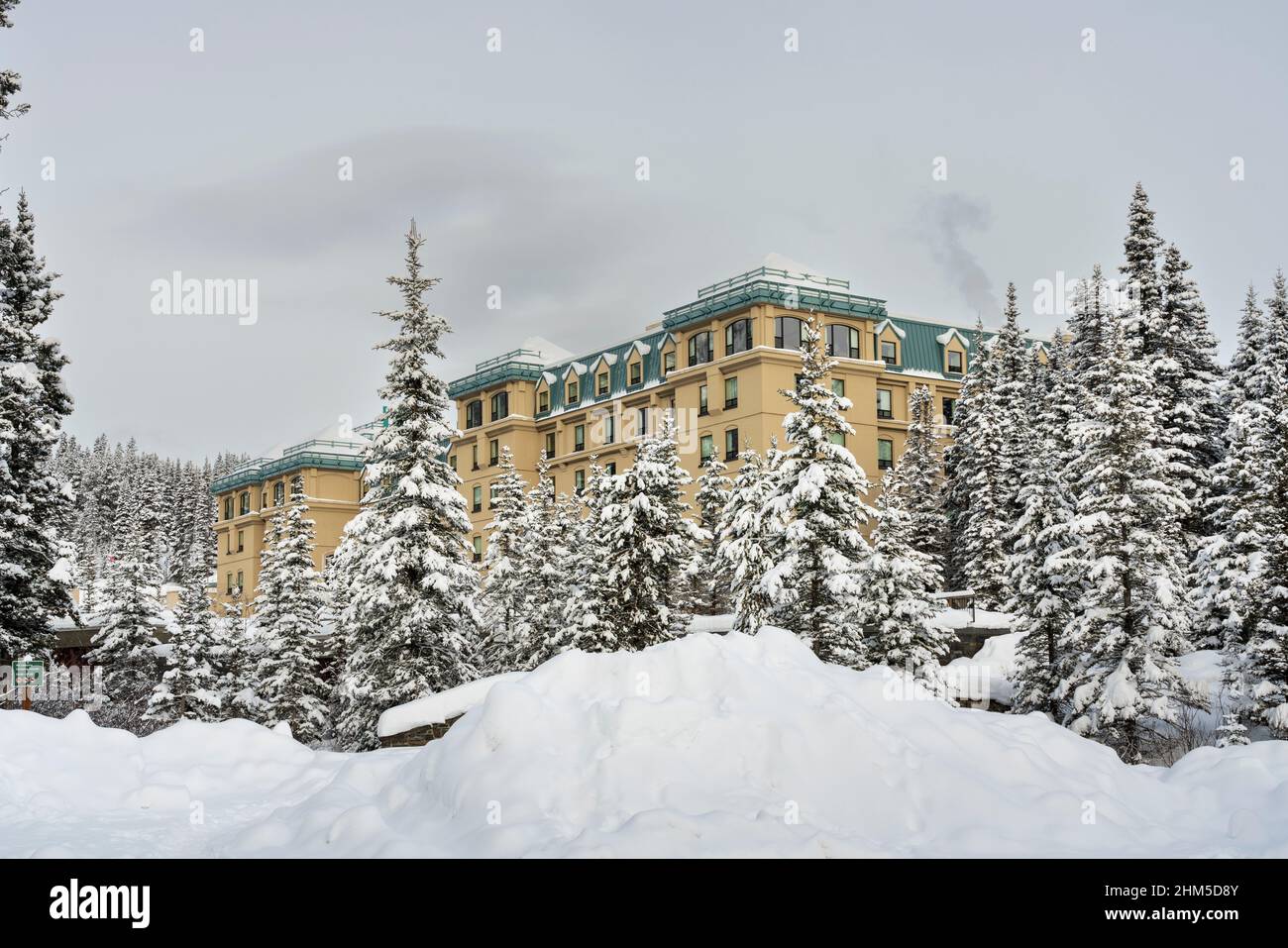 The exterior of the Fairmont chateau Lake Louise hotel in Lake Louise ...