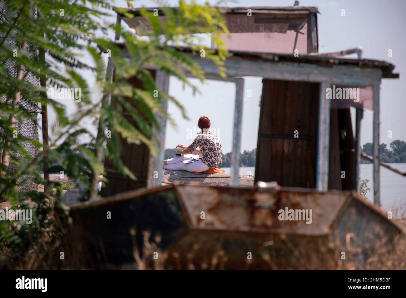 Stranded boat hi-res stock photography and images - Alamy