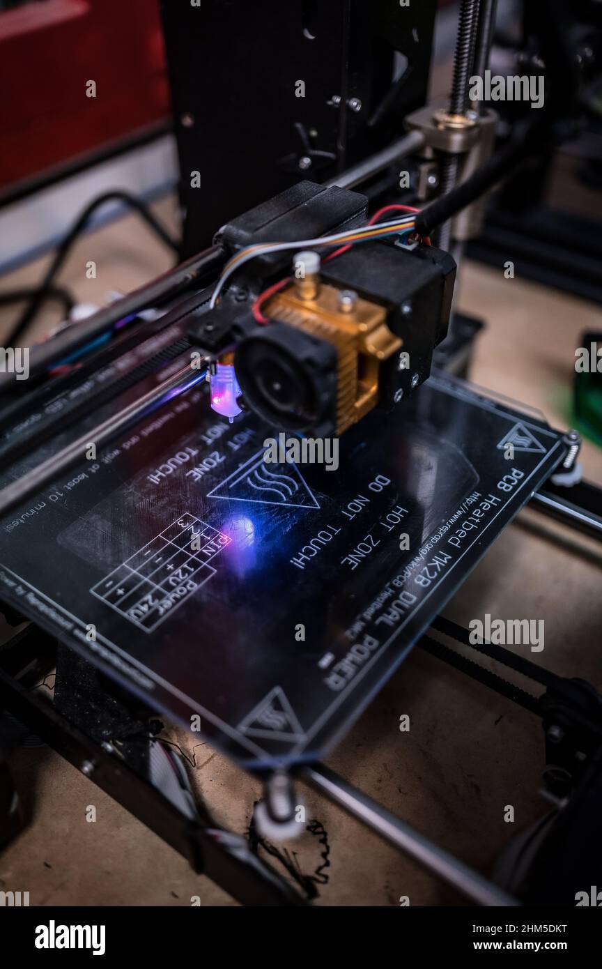 Working 3d printer printing object hi-res stock photography and images ...