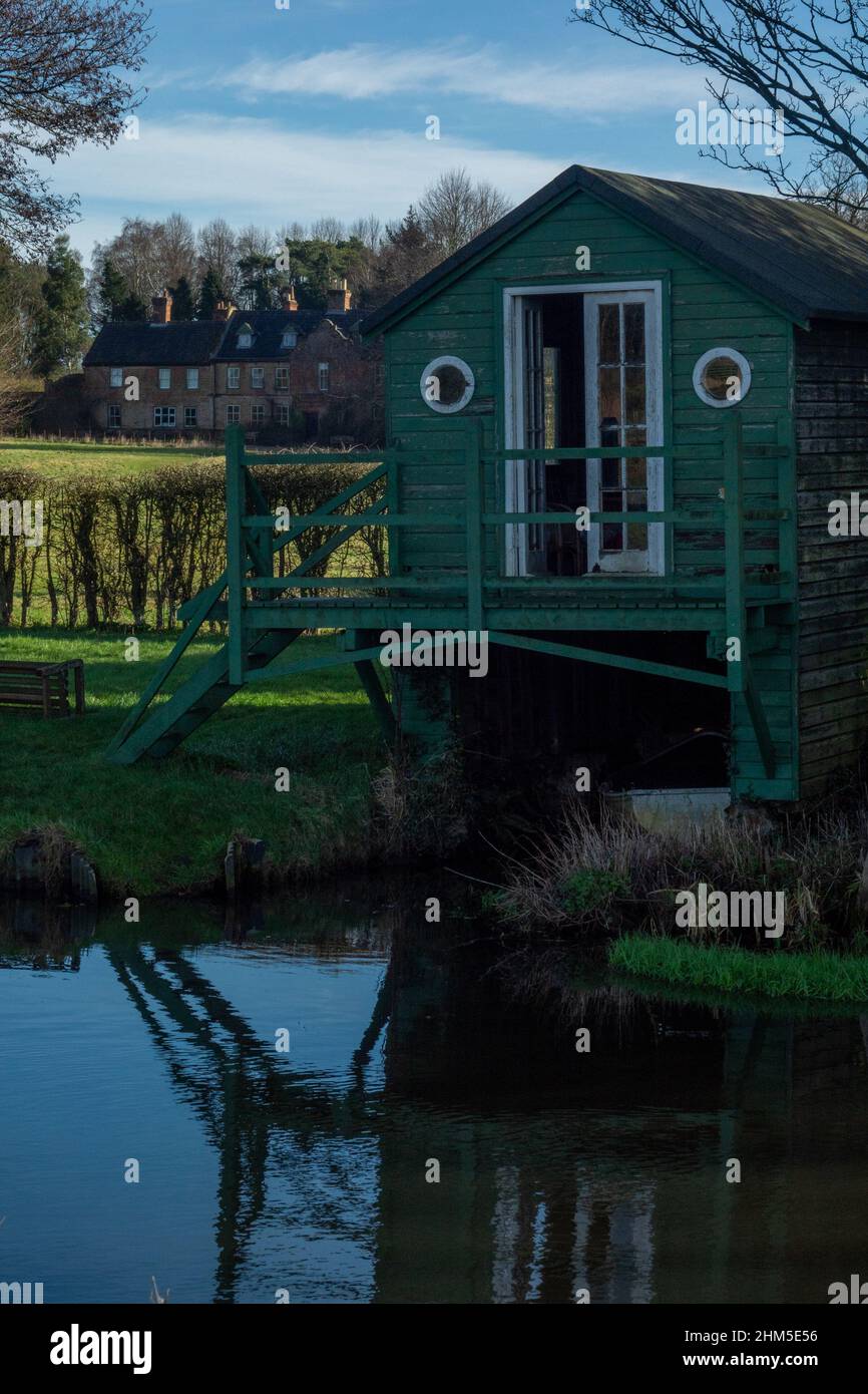 Riverside boathouse hi-res stock photography and images - Alamy
