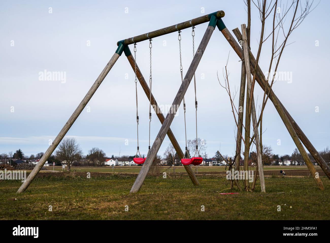 Children on swings hi-res stock photography and images - Alamy